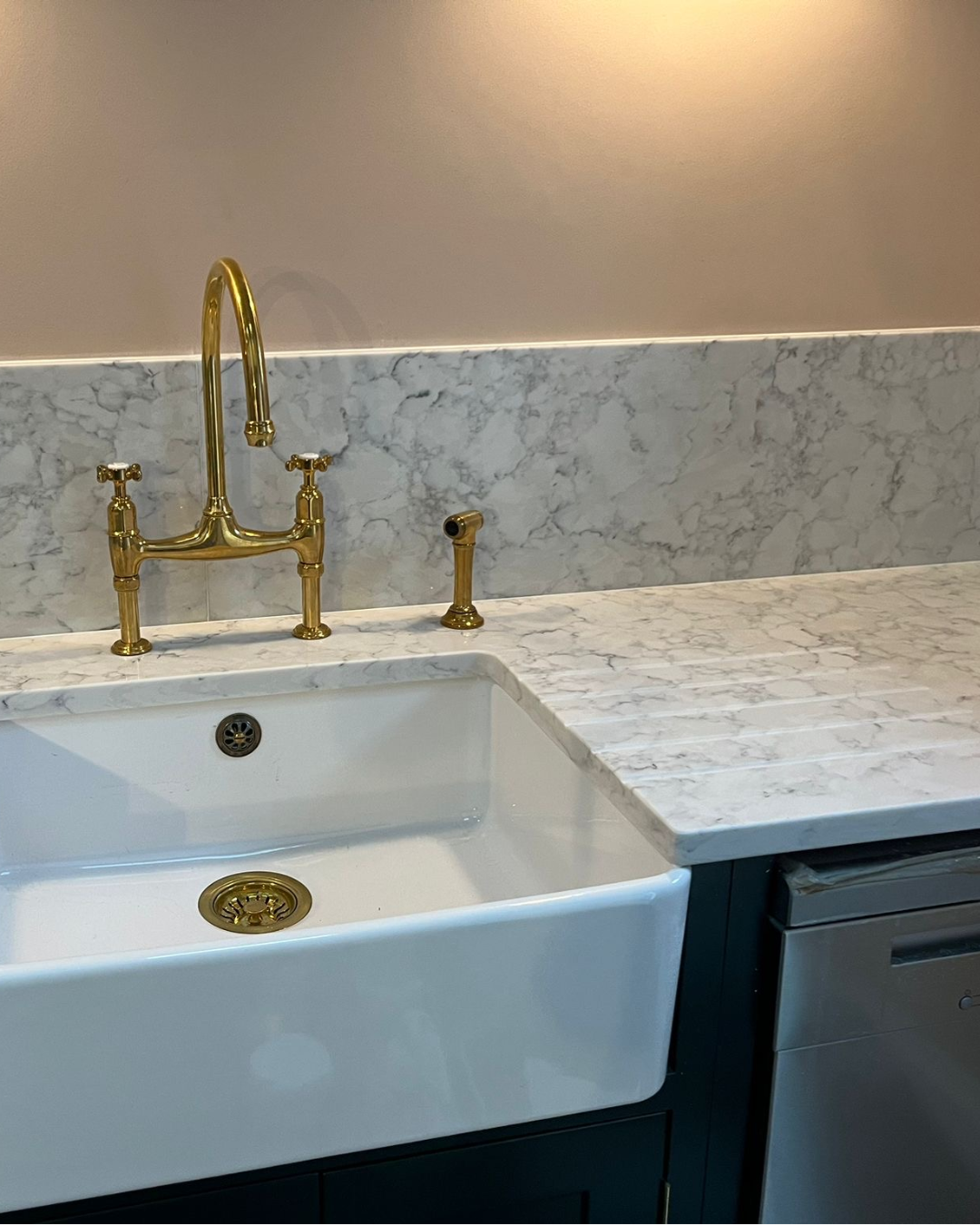 Fugen Valley White Quartz Kitchen Worktops | Elegant White Quartz ...