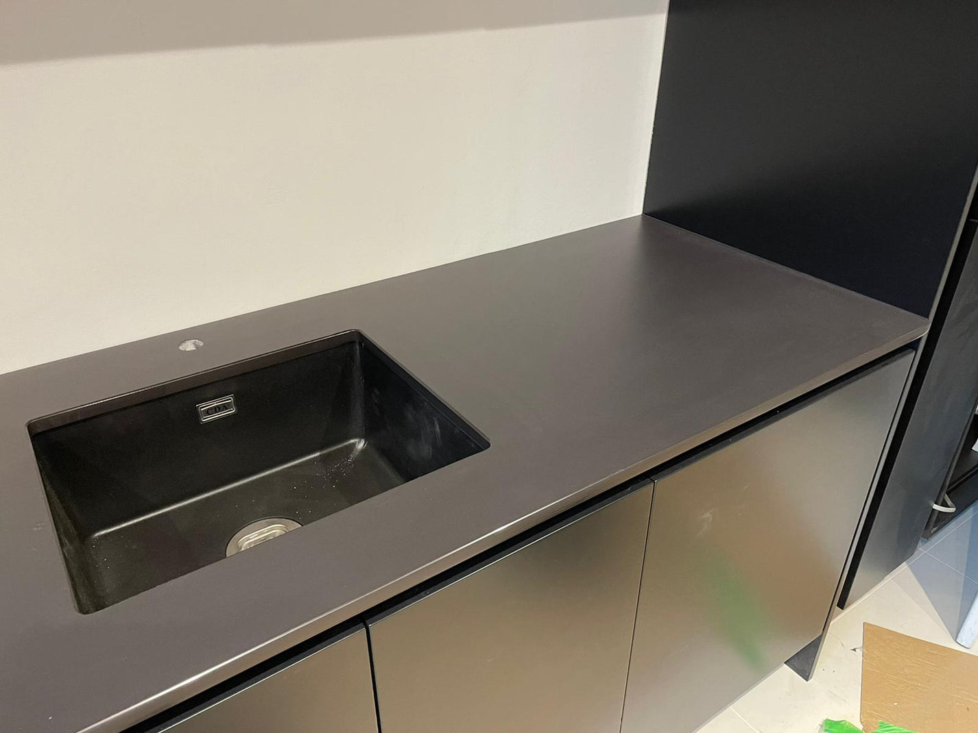 Dekton Domoos Plain Graphite Black Porcelain | Purple – purplegranite