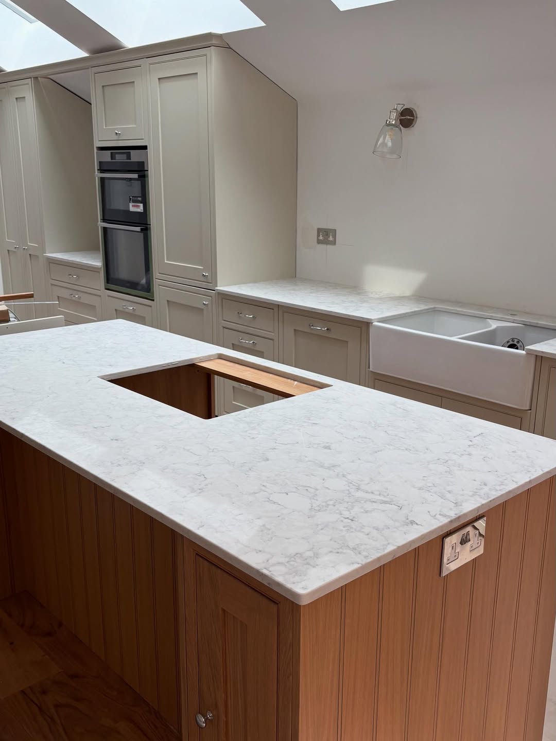 Fugen Valley White Quartz Kitchen Worktops | Elegant White Quartz ...